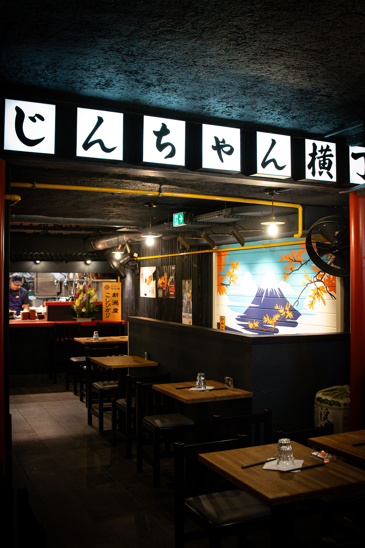 カレー丼！ パリっ子たちはレピュブリックのじんちゃん横丁に通う。｜Paris｜madameFIGARO.jp（フィガロジャポン）